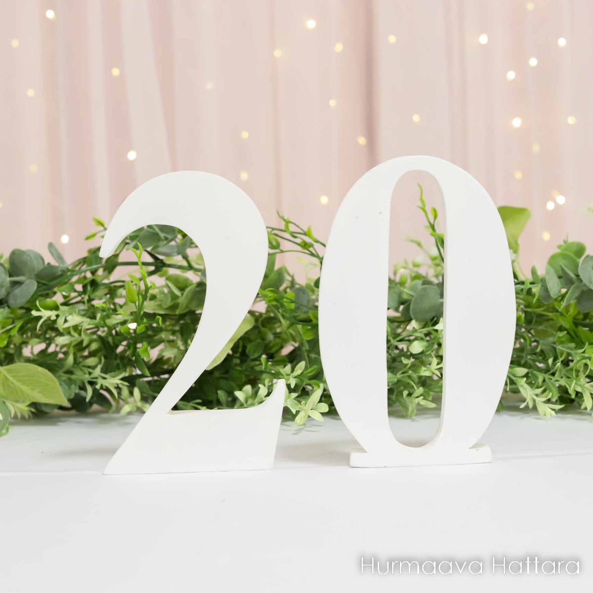 Pöytänumero Valkoinen iso | Hurmaava Hattara | Vuokraa juhlatarvikkeita – Hurmaava Hattara ...