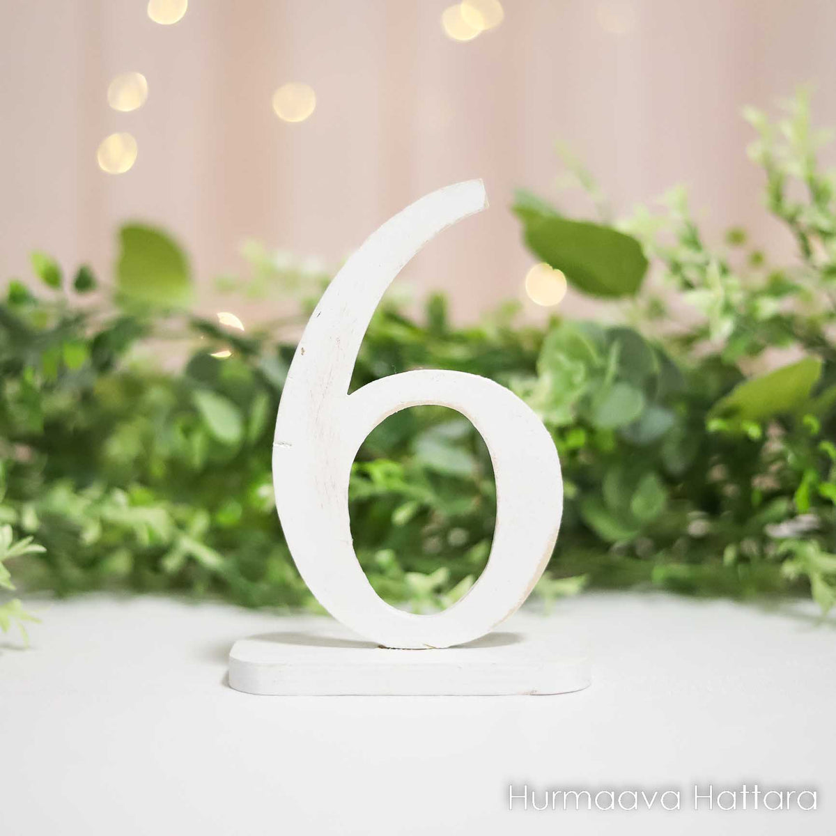 Valkoiset pöytänumerot alustalla | Pöytänumeron vuokraus | Juhlatarvikkeet häihin – Hurmaava ...