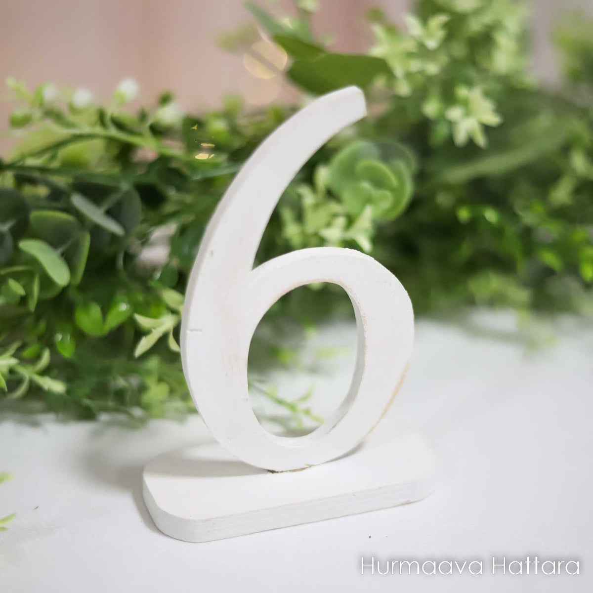 Valkoiset pöytänumerot alustalla | Pöytänumeron vuokraus | Juhlatarvikkeet häihin – Hurmaava ...