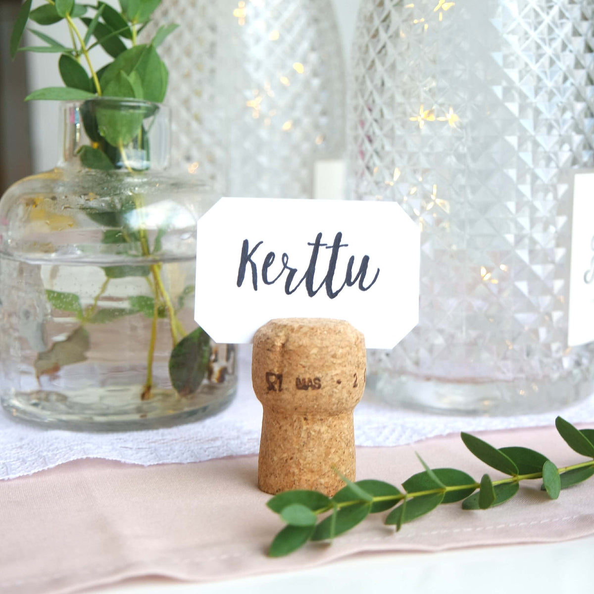 Korkki -korttipidike | Hääkoristeet | Hurmaava Hattara – Hurmaava Hattara – Somistevuokraamo ...